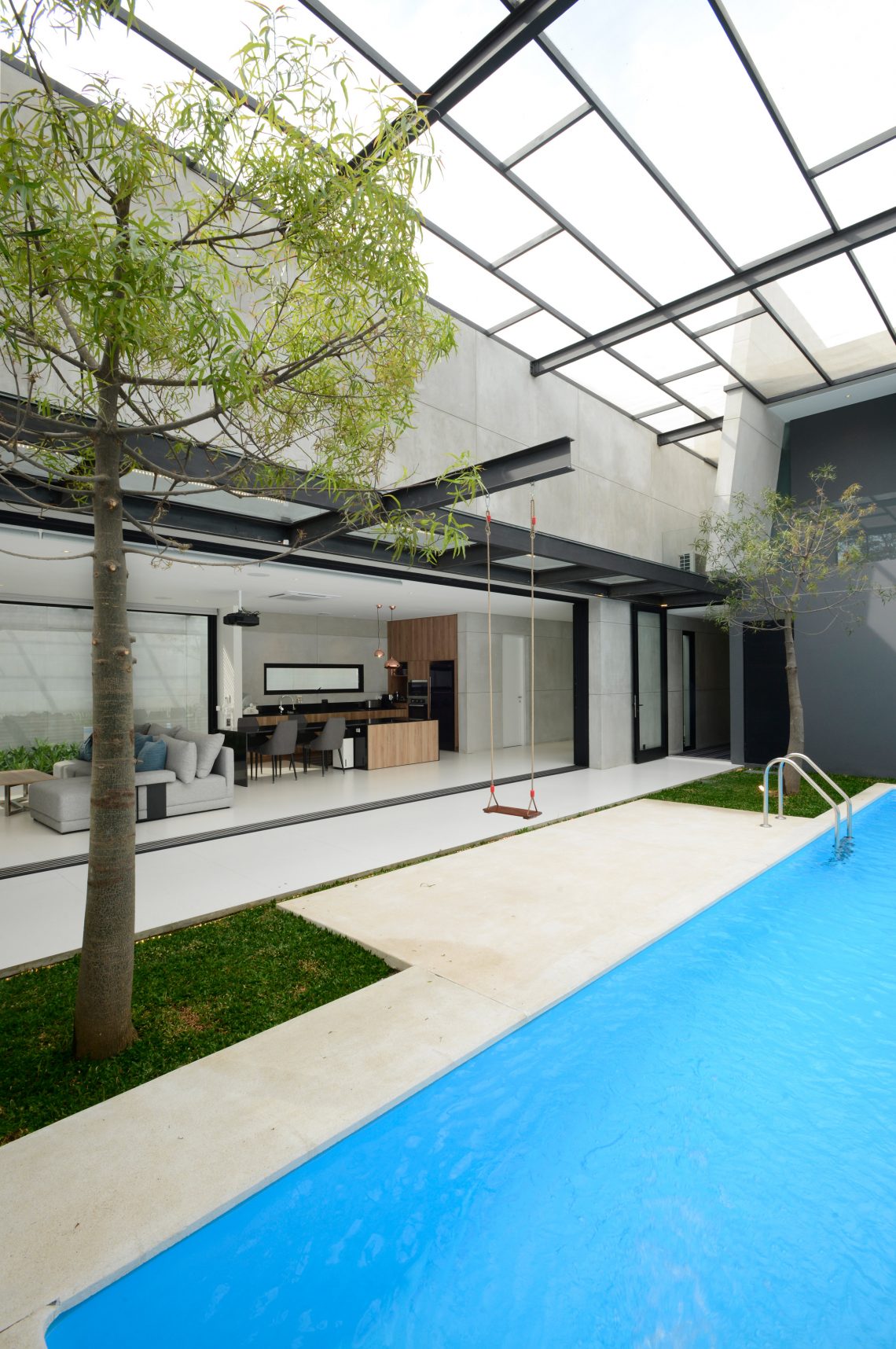 ⭐️ Paredes de hormigón paralelas dividen la casa JJ, creada por Ivan ...